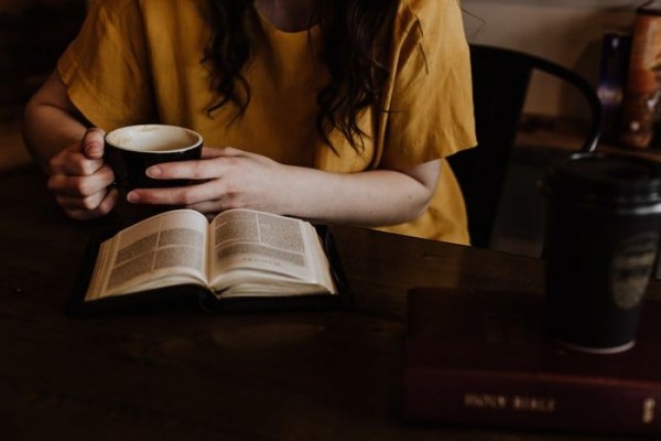 7 Rekomendasi Buku Bacaan Ringan untuk Menemani Waktu Luangmu - Semilir